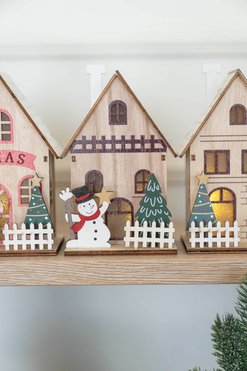 Treby - Hus 15cm m/Snømann - Designhandel.no